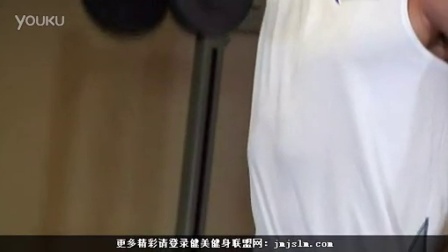 肩部三角肌锻炼方法:单臂哑铃上提直立划船