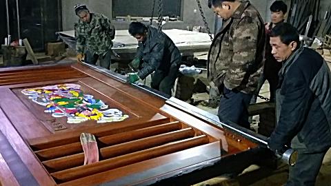 山西上胡木门厂为广东茂名客户定制独有的“趟栊门”别墅庭院入口大门