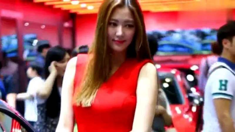 车展模特,看美女的过来