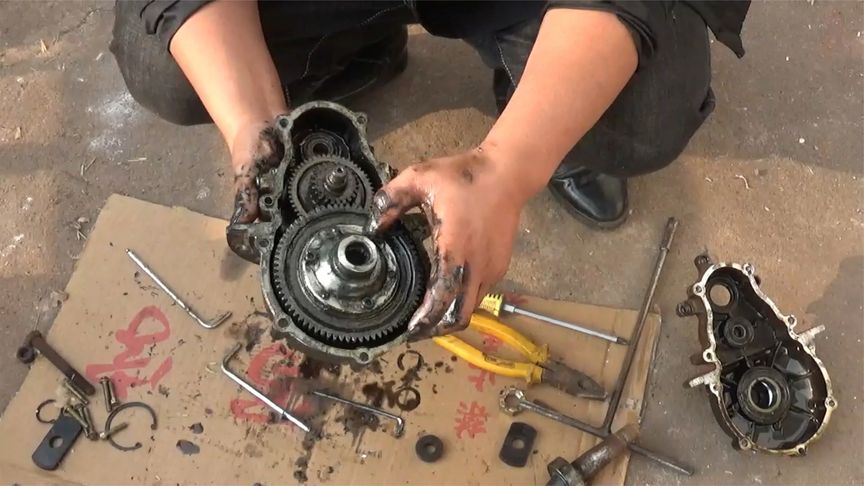 今天学习电动三轮车,拆装半轴和后牙包,自己动手学习很快