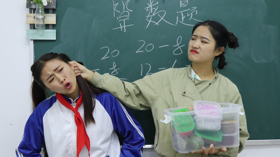 学生算不出20-8等于几,老师带着20盒无硼砂泥来演示题目,太逗了
