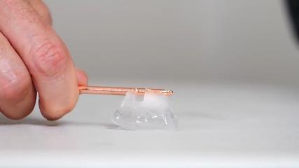 最快导热材料有多厉害?手指就能融化冰块,实验结果亮了!