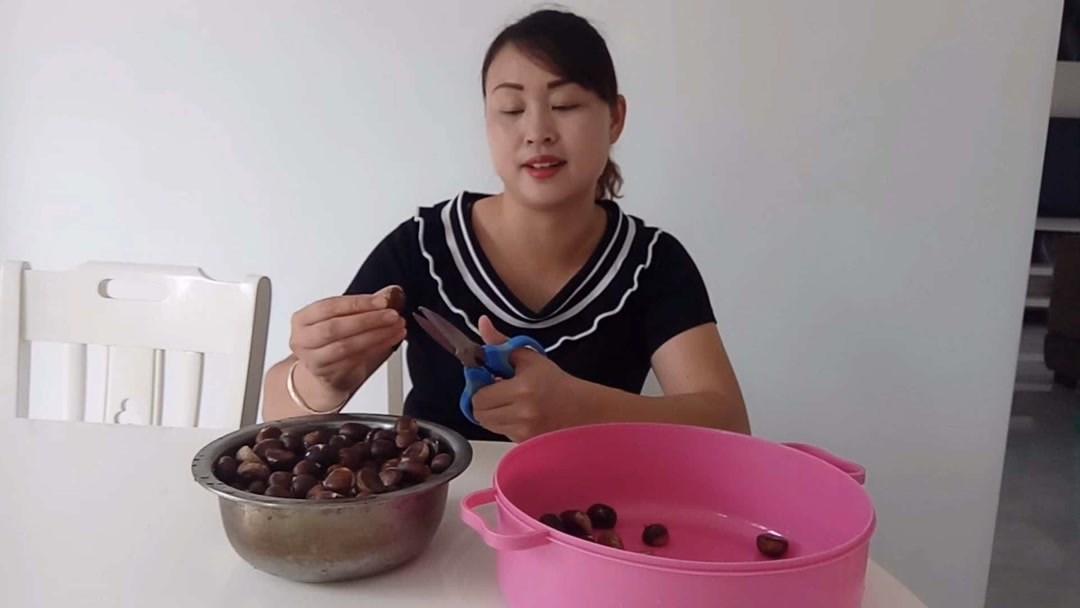 做糖炒板栗前用剪刀开个口,这样炒出来香甜可口,一口一个真过瘾