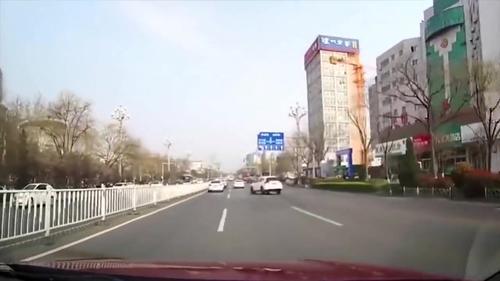 行车记录仪:这种司机的后视镜简直就是摆设,差一米就得给我修车了