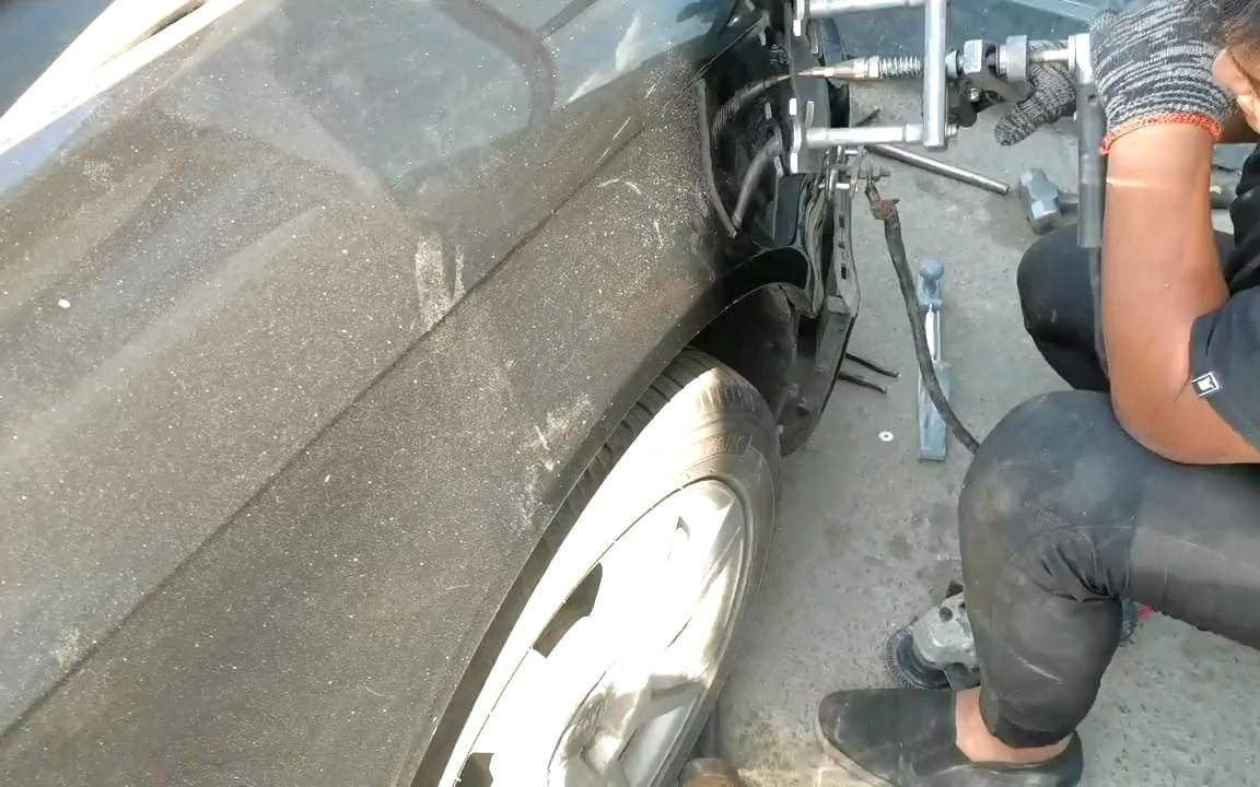 汽车钣金工辛苦劳作的每一天 车撞了都是怎么修的?带你了解!