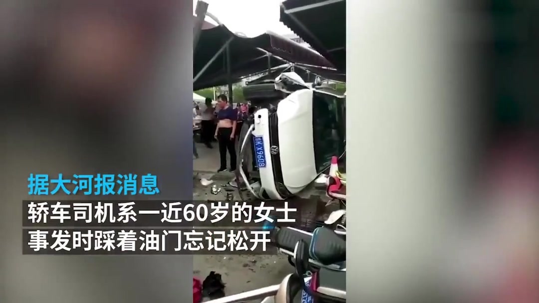 女司机驾车撞立柱侧翻,十辆电动车受损