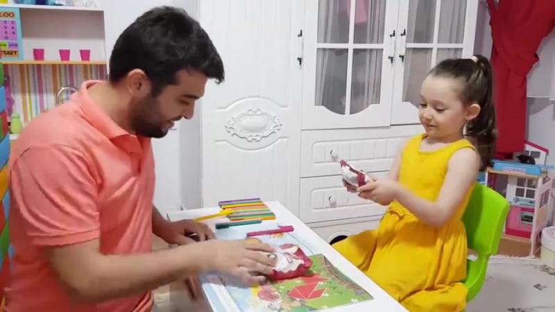 小萝莉和爸爸一起玩挠痒痒游戏