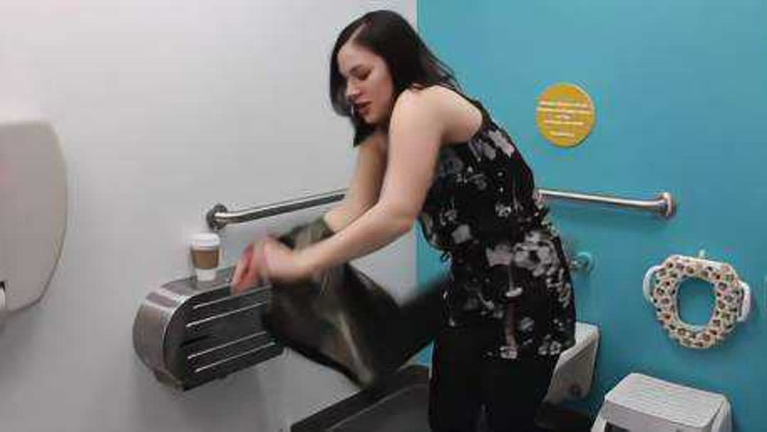 女生穿连体裤是怎么上厕所的?看完全程后,男同胞也忍不住笑出声