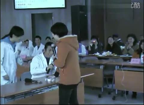 情景剧:门诊药房窗口不同的药师接待取药病人并为其发药的过程