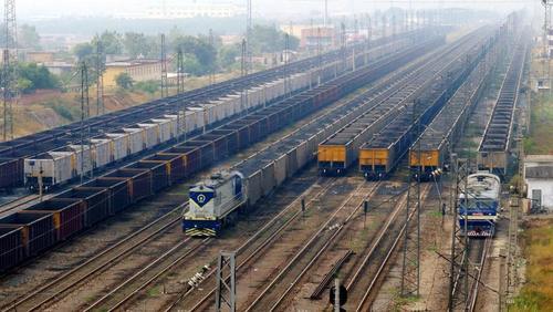 我国大秦重载铁路,一趟能拉多少吨的货物今天算长见识了