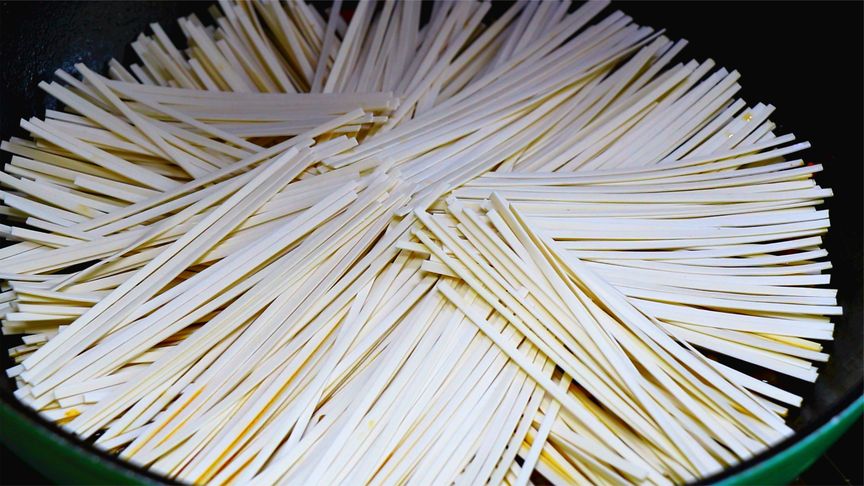 面条这样做太好吃了,锅里一放不水煮,简单快速又美味,出锅真香