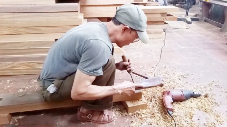 传统的木工刨技术,现在基本见不到这样的场景了