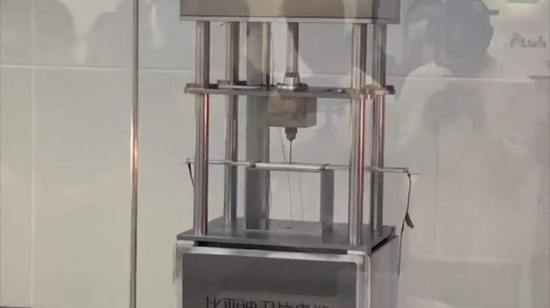 电池穿刺实验,三元电池VS比亚迪刀片电池,比亚迪用实力证明