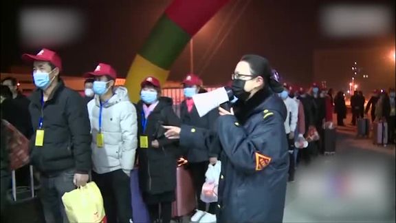 复工专列是如何定制成功的?旅客必须佩戴口罩,乘务员组建微信群