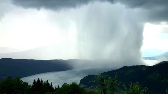 大自然突如其来的暴雨和龙卷风,仿佛天空之海破裂般震撼