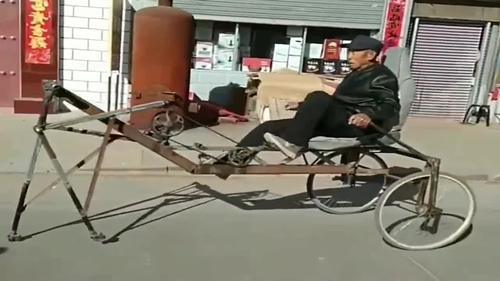 山东老大爷发明走路型自行车,据说时速可达到八十迈