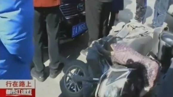 沈阳:轿车碰到电动车驾驶人的腿导致其摔倒,赔偿200元