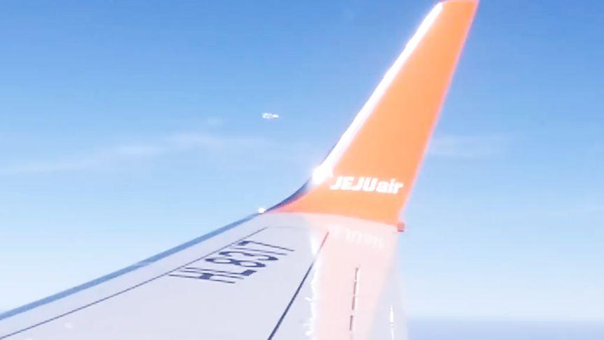 男子透过飞机窗拍下泛黄绿光的神秘物体 并坚称:那就是UFO!