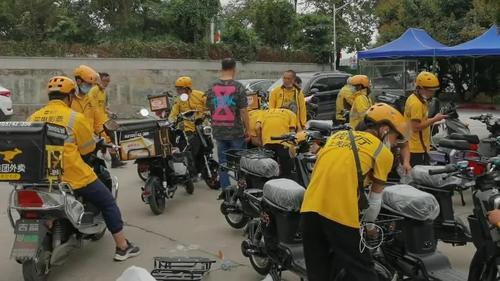 外卖小哥组团换电动自行车,很想知道这样的电动车花钱吗?是公司统一...