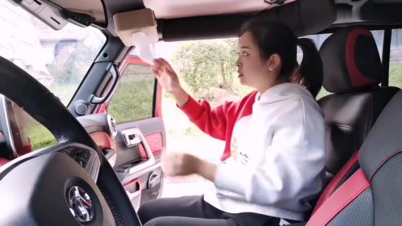 傻妹子网购车窗雨眉,不懂安装直接粘在车架上,这样不会掉吧?