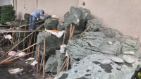 请了专业的鱼池制作团队,自建鱼池,全是大石头构建,施工中