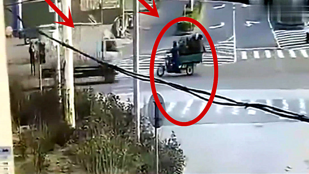 震撼心灵的交通事故:三轮车超载十人被撞飞,谁来负责?