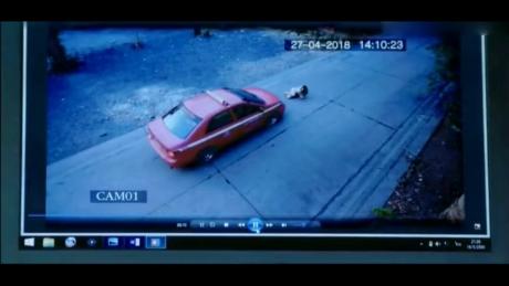 美女假装昏迷,没想到小伙挠她脚心,美女立马招架不住