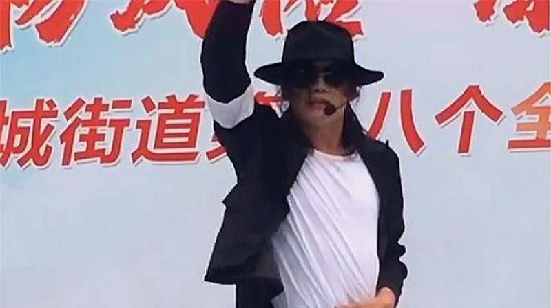 小伙模仿杰克逊舞蹈,动作干净利落,还真有几分相似!