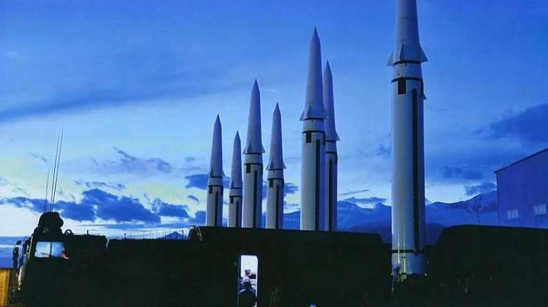 东风导弹首次进入实战准备,敌人百万大军再往前一步,30枚齐射!