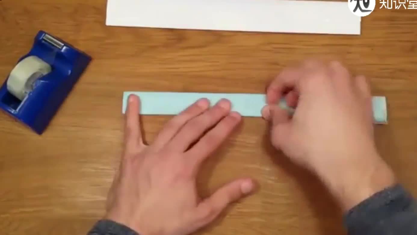 创意折纸教程,用折折叠可以发子弹的玩具小手枪