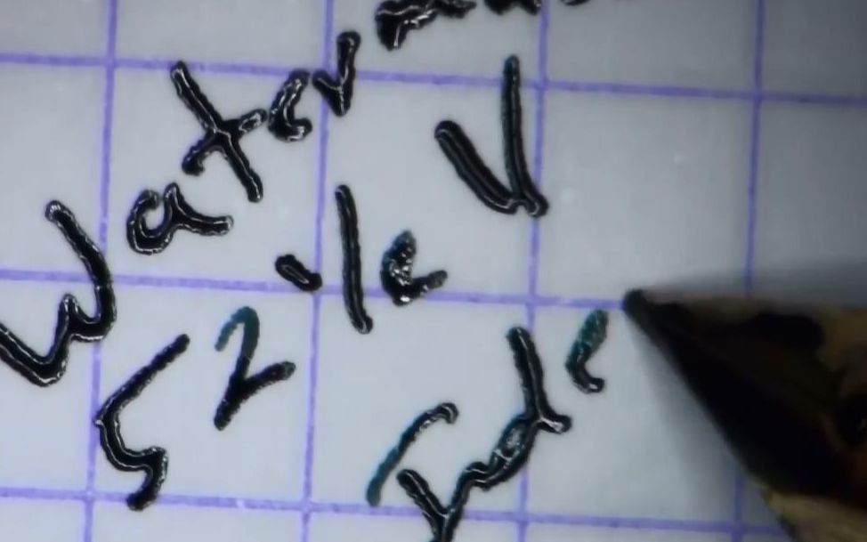 老外用显微镜观察,钢笔是如何写出字的,看到出墨过程才知道