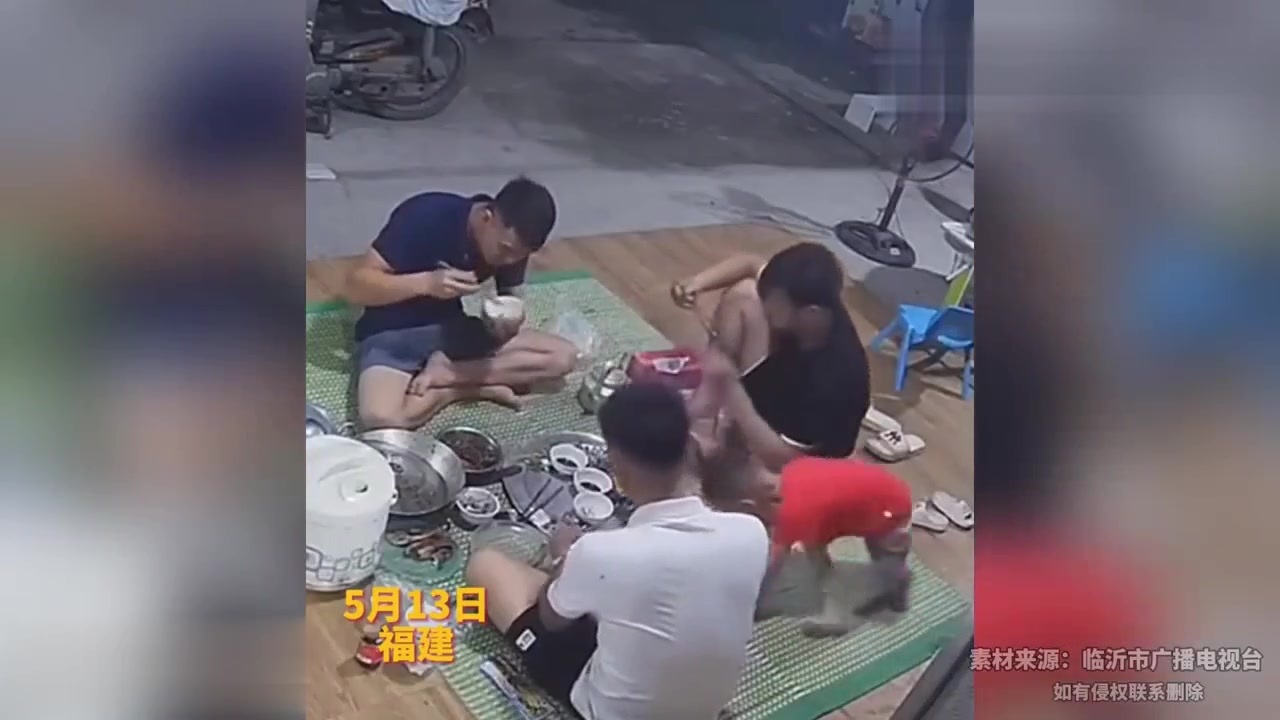 小孩哥放下碗来了个前滚翻,不料用力过猛翻进餐桌