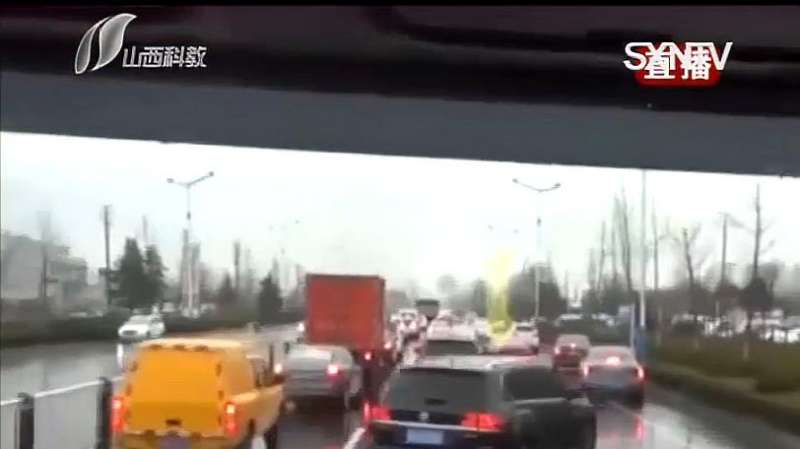点赞!电动汽车起火致拥堵,私家车为消防车45度让路