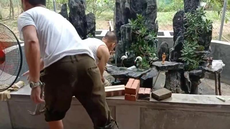请了专业的假山制作师,在院子里造假山鱼池,你觉得这造型如何?