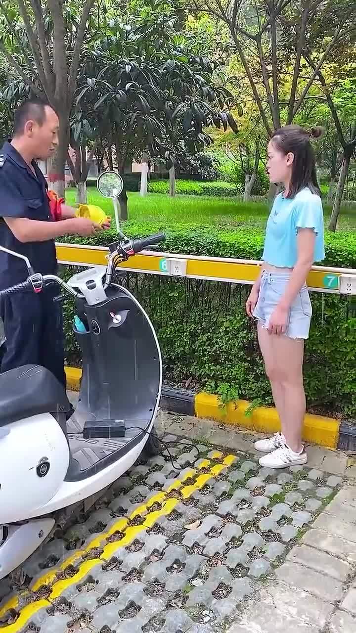 下雨天户外用电给电动车充电用这个防雨插座安全又实用