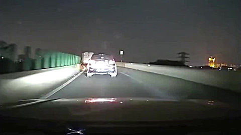 行车记录仪:开着远光灯跟车,没想到前车是个暴脾气,直接用爆闪灯闪的...