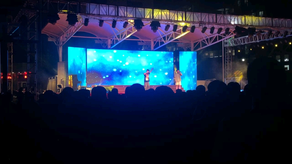 校园晚会表演现场合作翻唱《后浪》