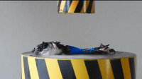 液压机的奇特测试,对各种电池挤压,结果却起火了