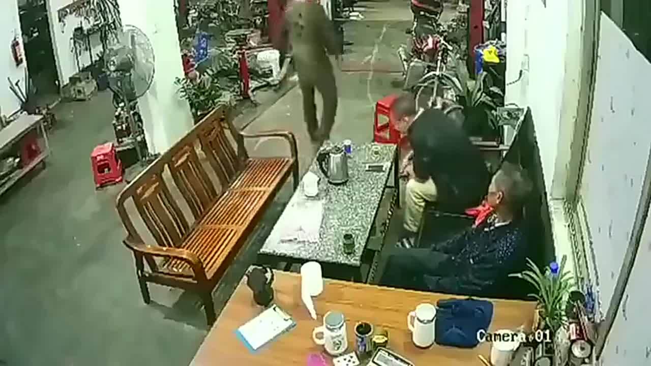 监控:广东男子狂犬病突然发作,见谁咬谁,监控拍下惊心一幕