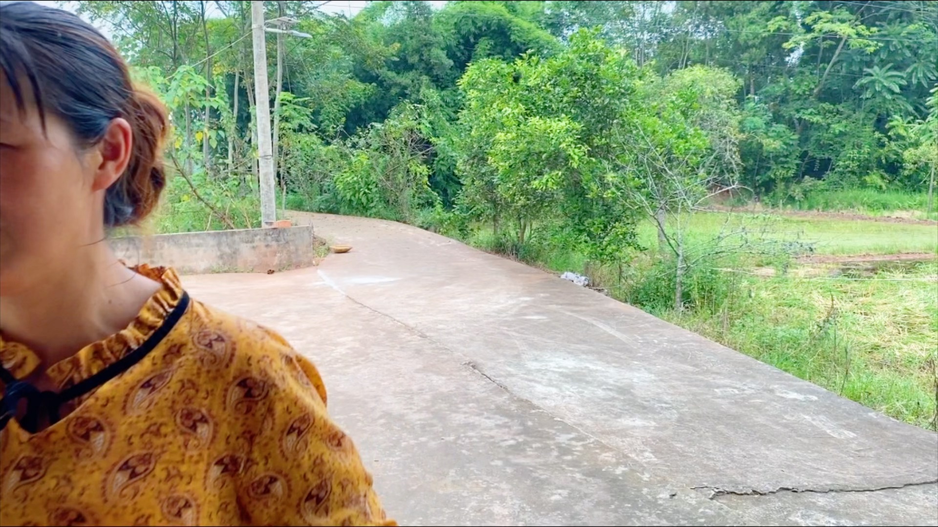 别在被宽带安装工骗了,百兆路由器换千兆路由器要300元?学学51岁...