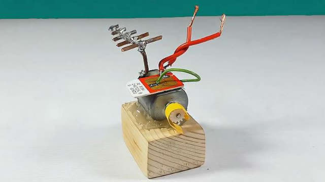 一张手机卡就能发电,马达不用电池也能动,什么原理?