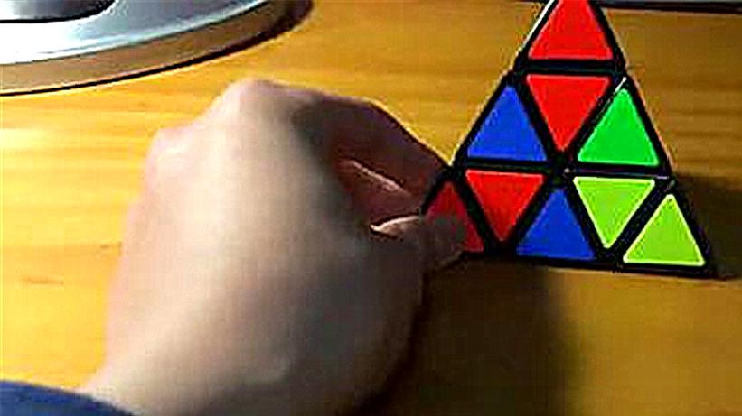 三角形魔方七步还原法,现在的小孩子都这么厉害了