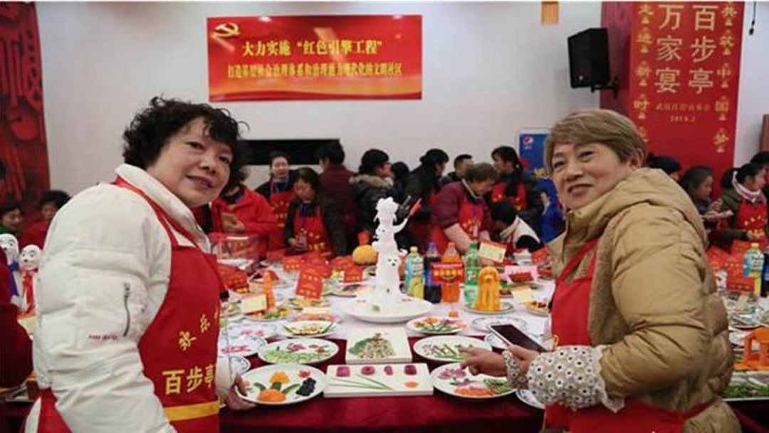 武汉居民端出13200道菜肴共度小年