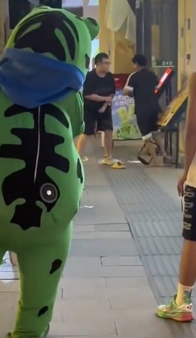 俩男人街上打架,偏瘦的男子使出一招,胖胖的哥们聪明应对