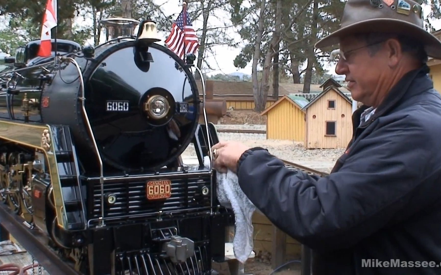 [趣味一刻]国外牛人制作高仿真火车模型,居然还能载人