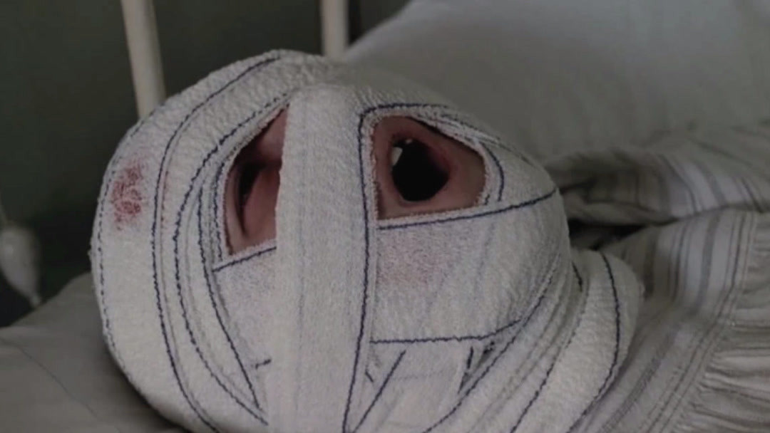 男子卧病在床,见女友带了一个人前来探望,却长得和自己一模一样