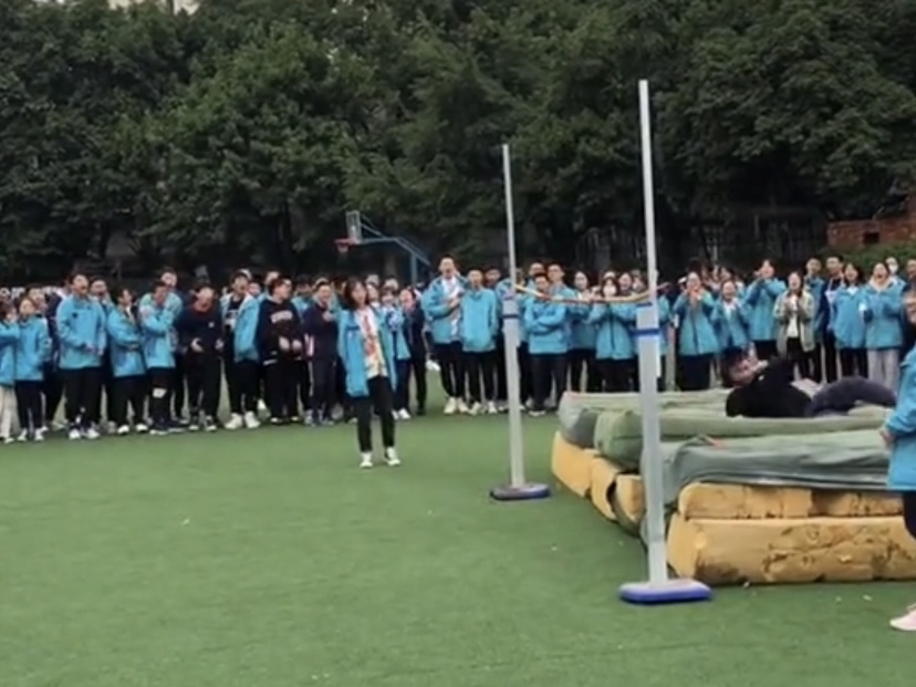 久违的校园,运动会看看同学是怎么跳高,有个性