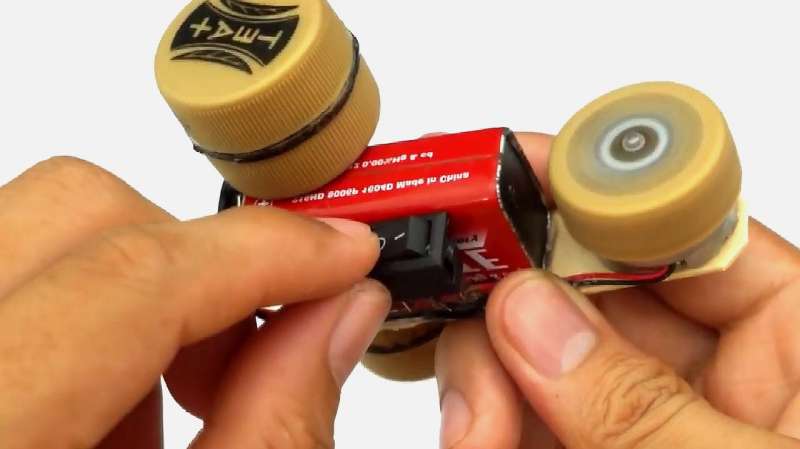 小伙如何制作电动迷你汽车,这种玩具很讨小孩子们喜欢!