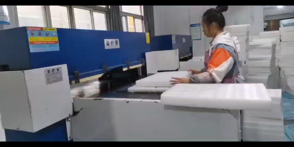 珍珠棉深加工 珍珠棉自动裁断机 东莞盛泰裁断机生产厂家