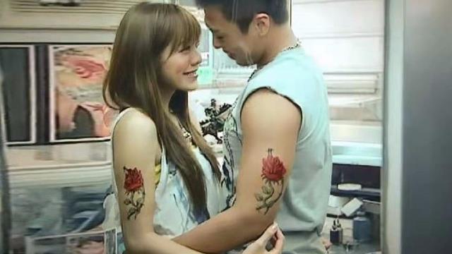 女孩在手上纹了一个玫瑰,几年后,玫瑰不停生长,不断蔓延